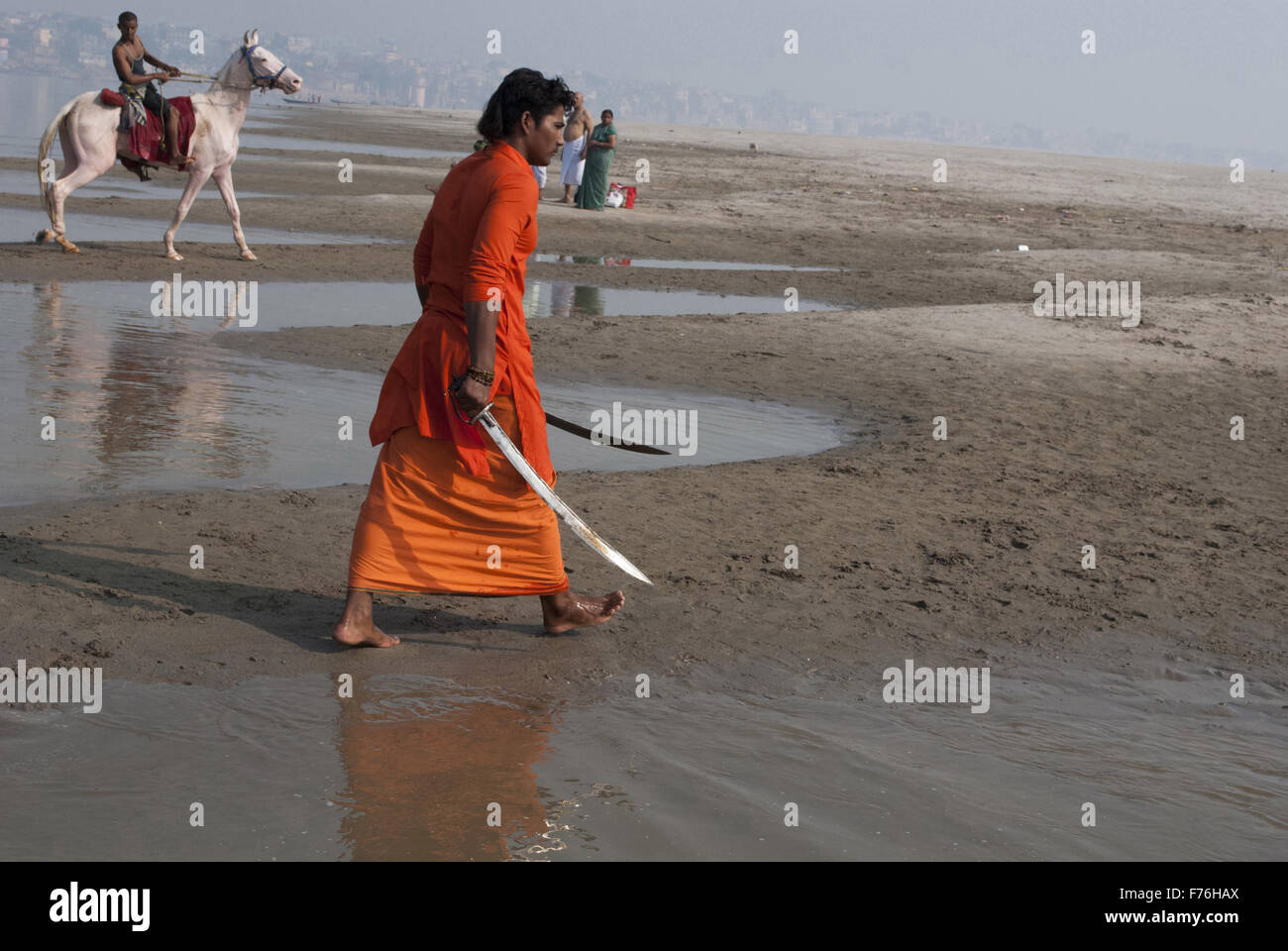 Man carrying sword hi-res stock photography and images - Alamy