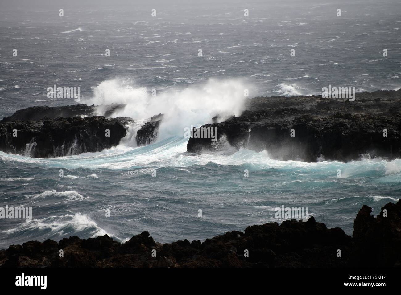 Wave hitting rock hi-res stock photography and images - Alamy