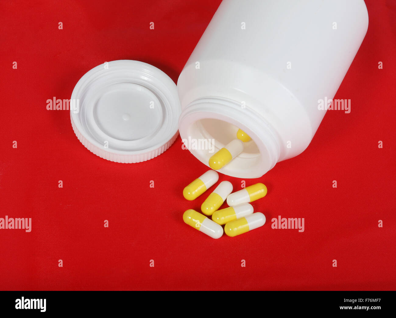 Open pill bottle hi-res stock photography and images - Alamy