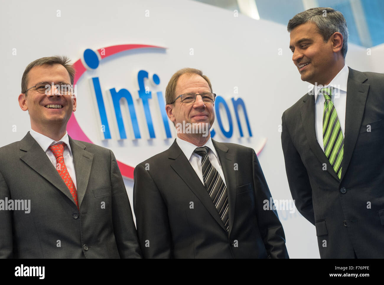 Neubiberg, Germany. 26th Nov, 2015. Reinhard Ploss (C), CEO of Infineon ...