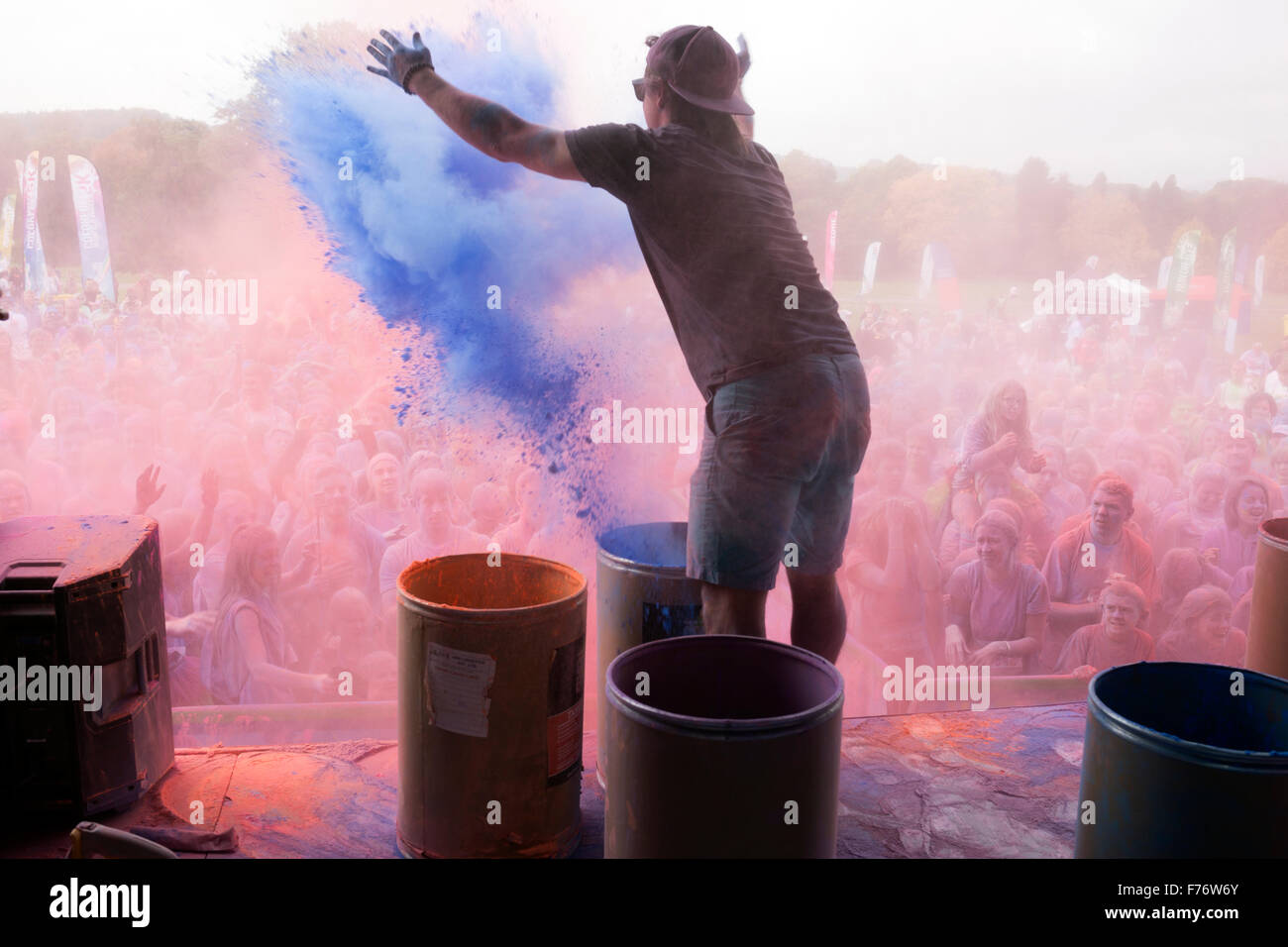 England stage event crowd people hi-res stock photography and images ...