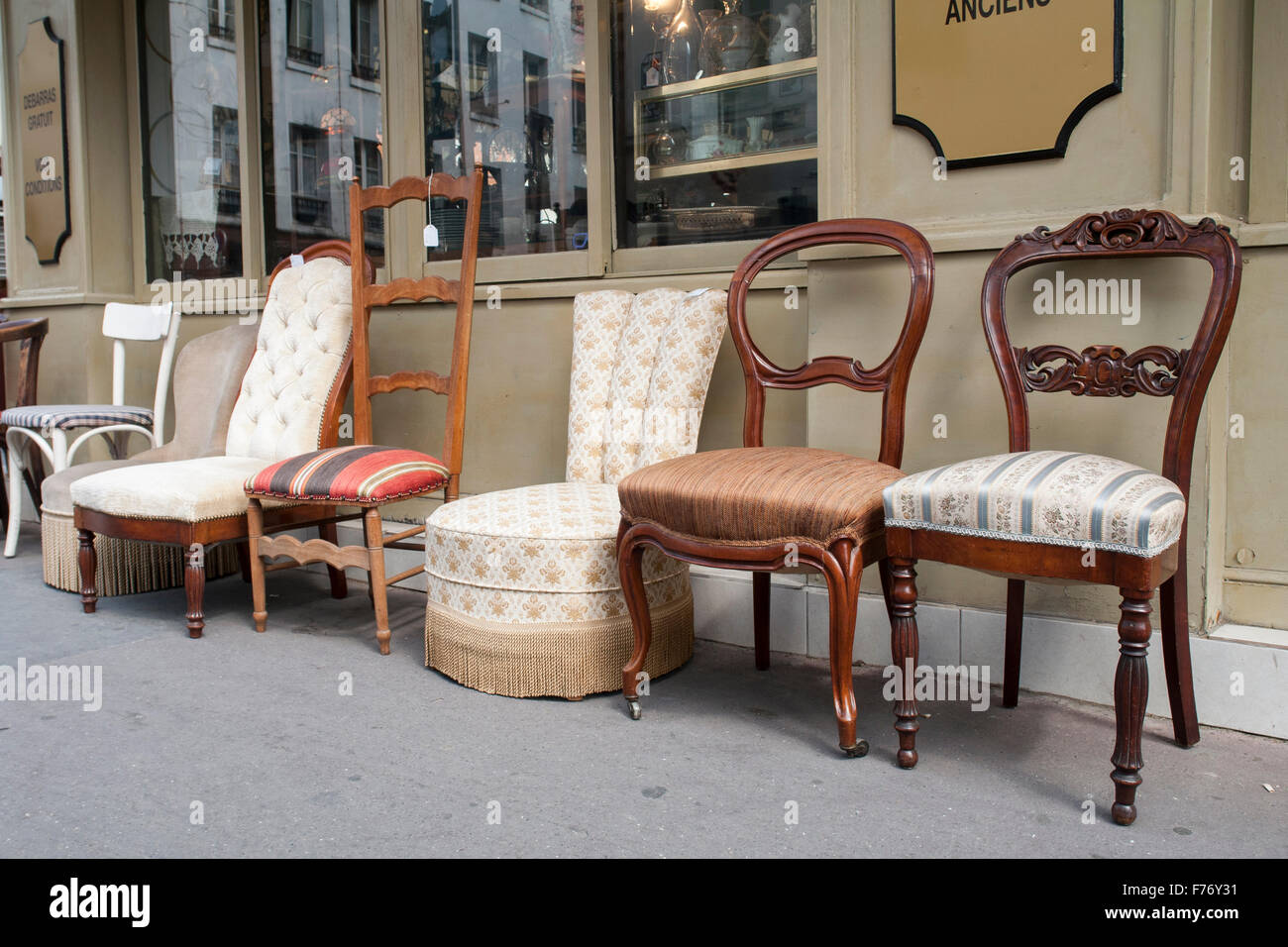 Second hand dealer hi-res stock photography and images - Alamy