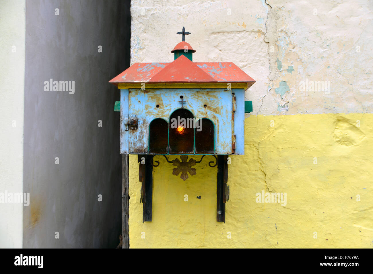 Small building colorful praying hi-res stock photography and images - Alamy