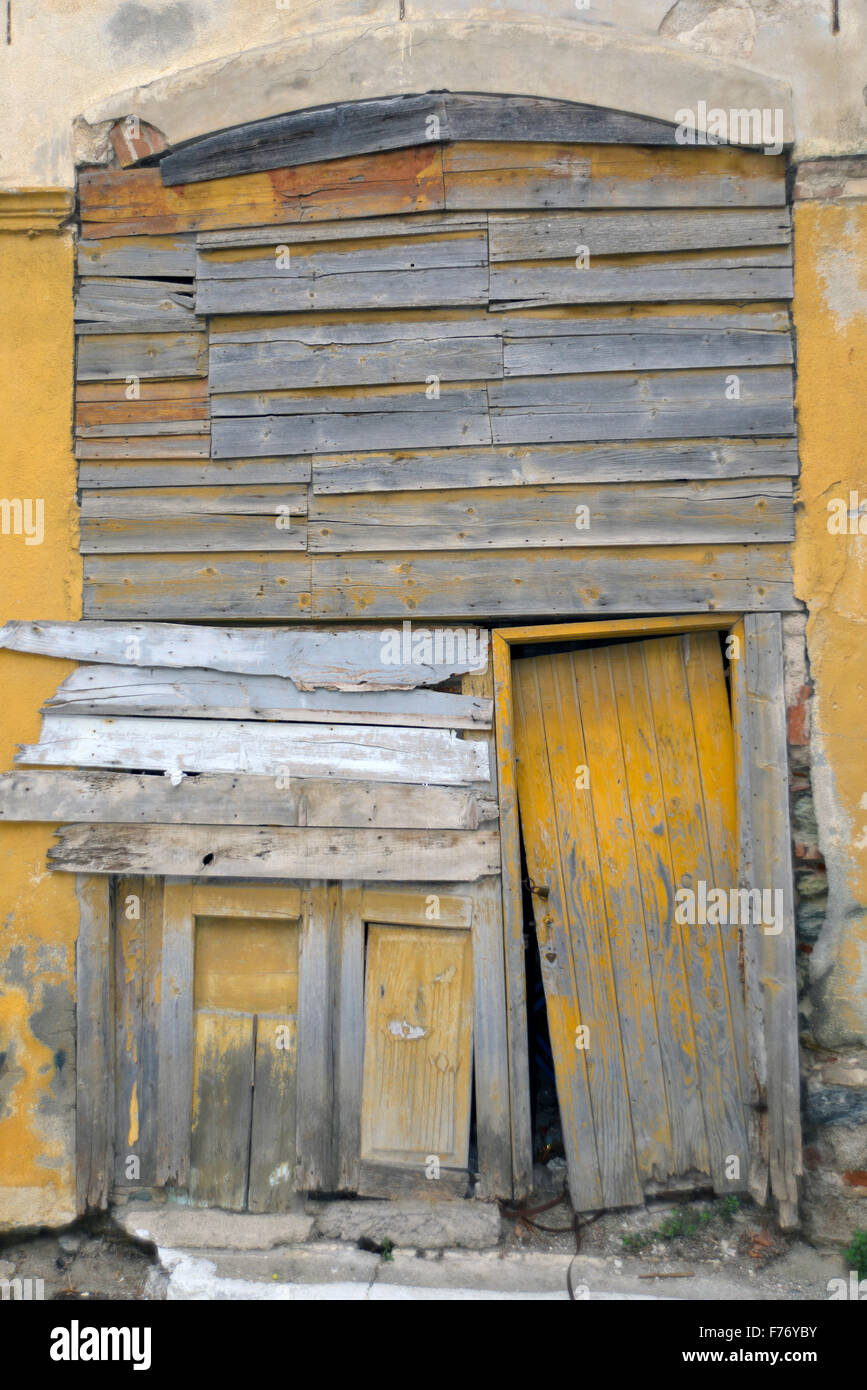 vintage old yellow wooden house Stock Photo - Alamy