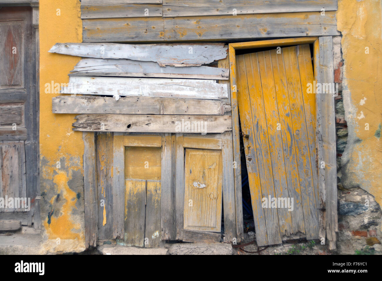 vintage old yellow wooden house Stock Photo - Alamy