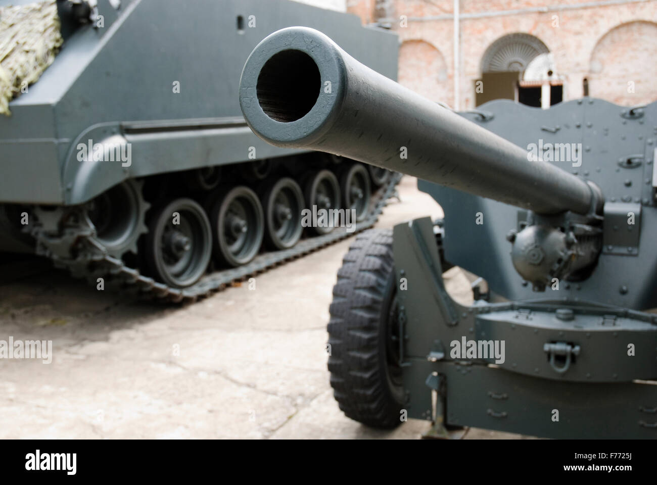 Tank canon hi-res stock photography and images - Alamy