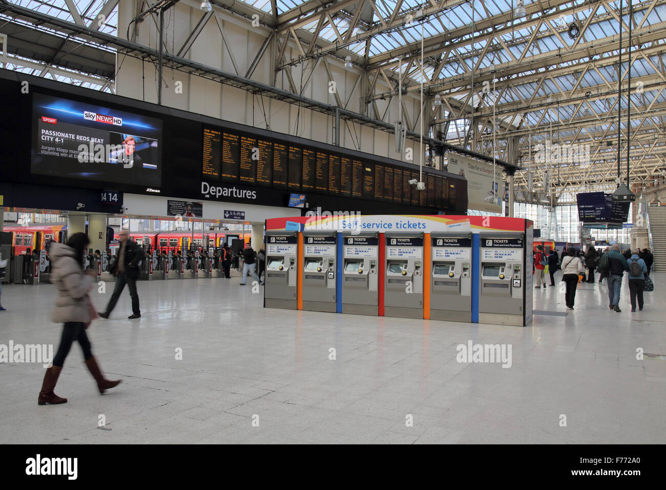 the concourse at waterloo station london Stock Photo - Alamy