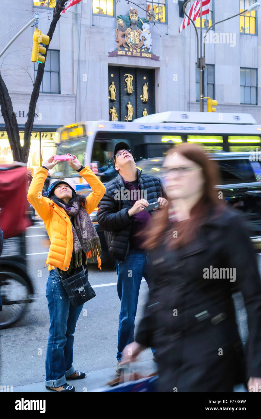 Tourists Amazed at Sights on Crowded Sidewalk, Fifth Avenue, NYC, USA ...