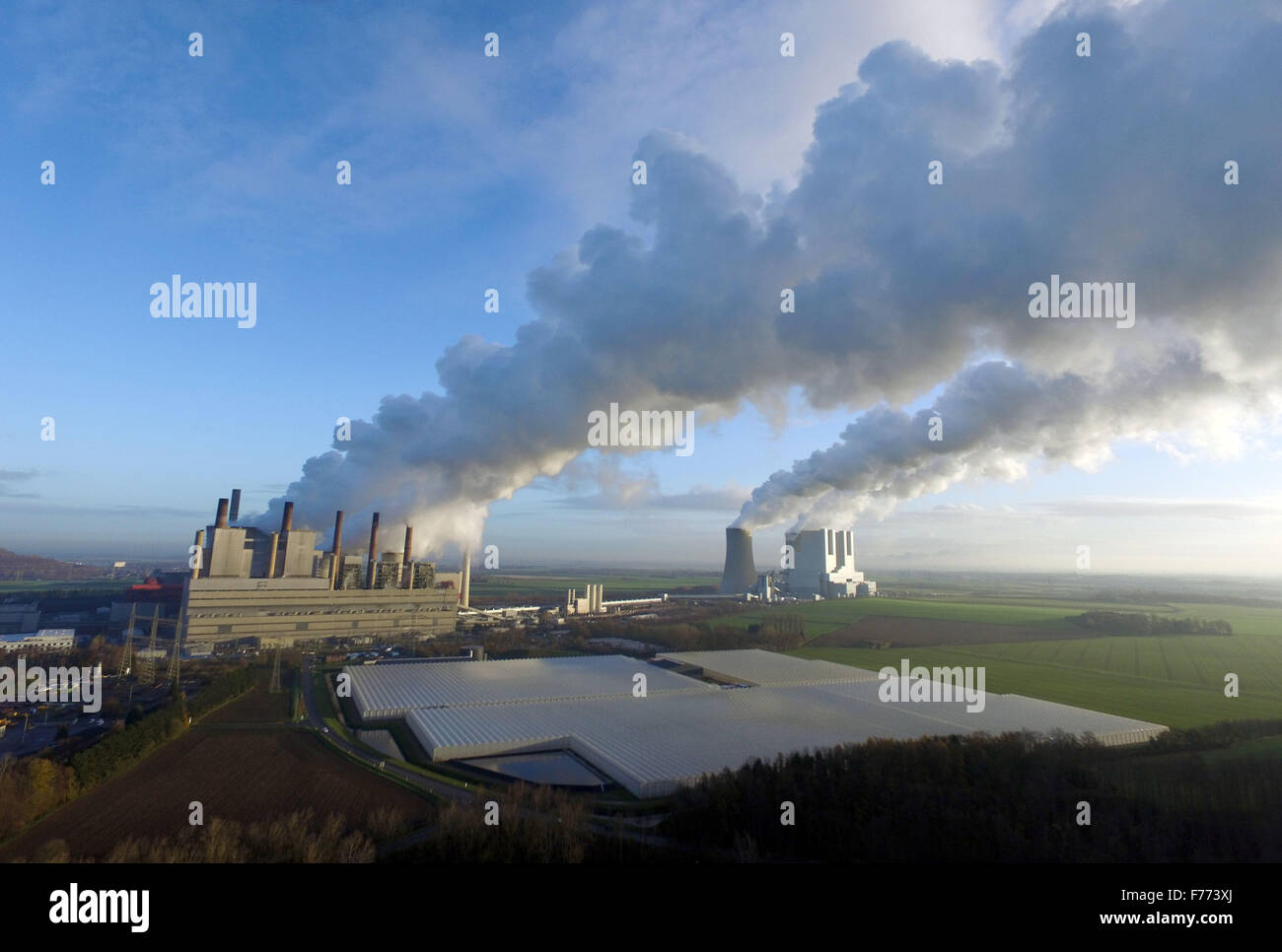 Neurath, Germany. 26th Nov, 2015. The Neurath RWE brown coal power ...