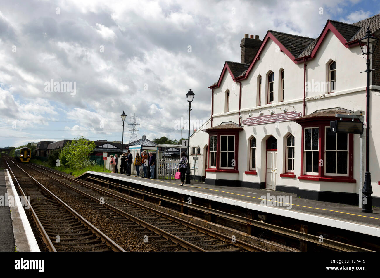 Holyhead wales train station hi-res stock photography and images - Alamy