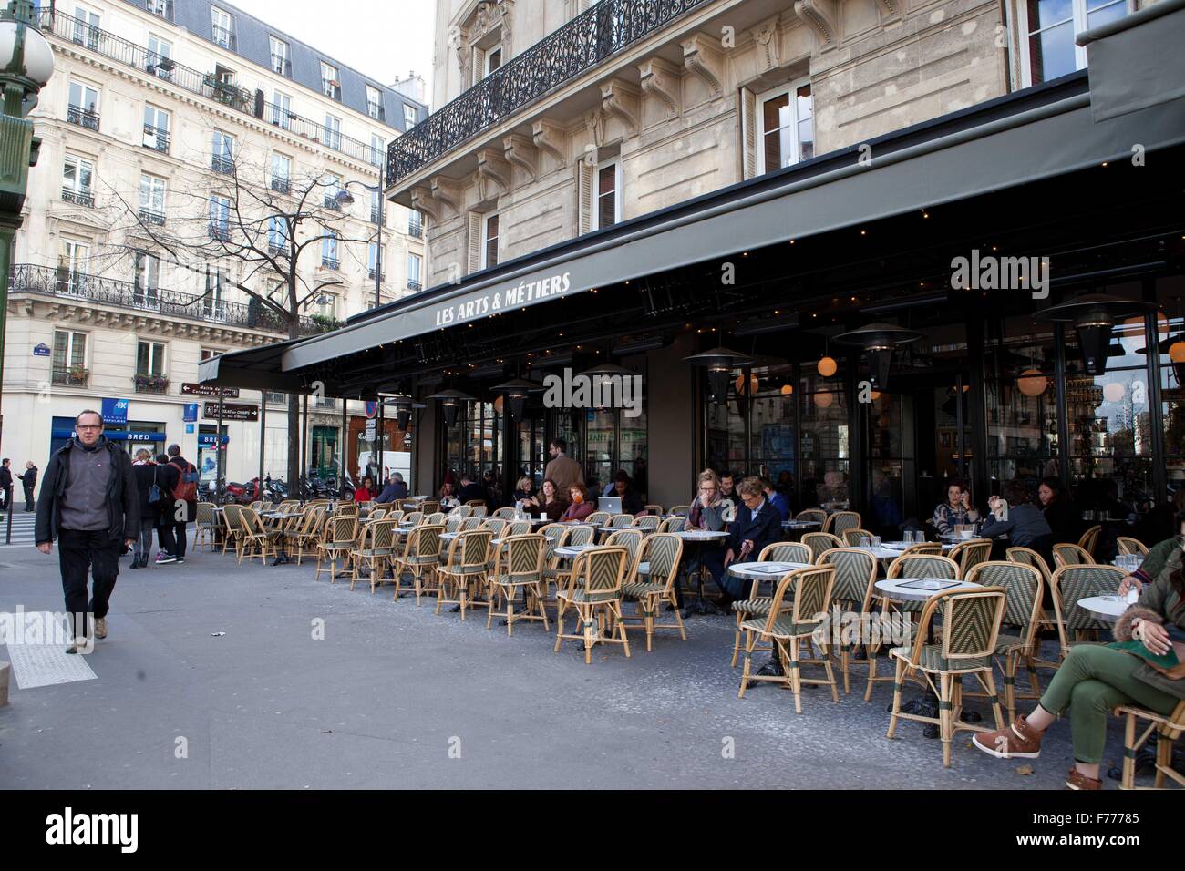 Paris after Terror Attacks on 13/11/15, cafes and restaurants are empty ...