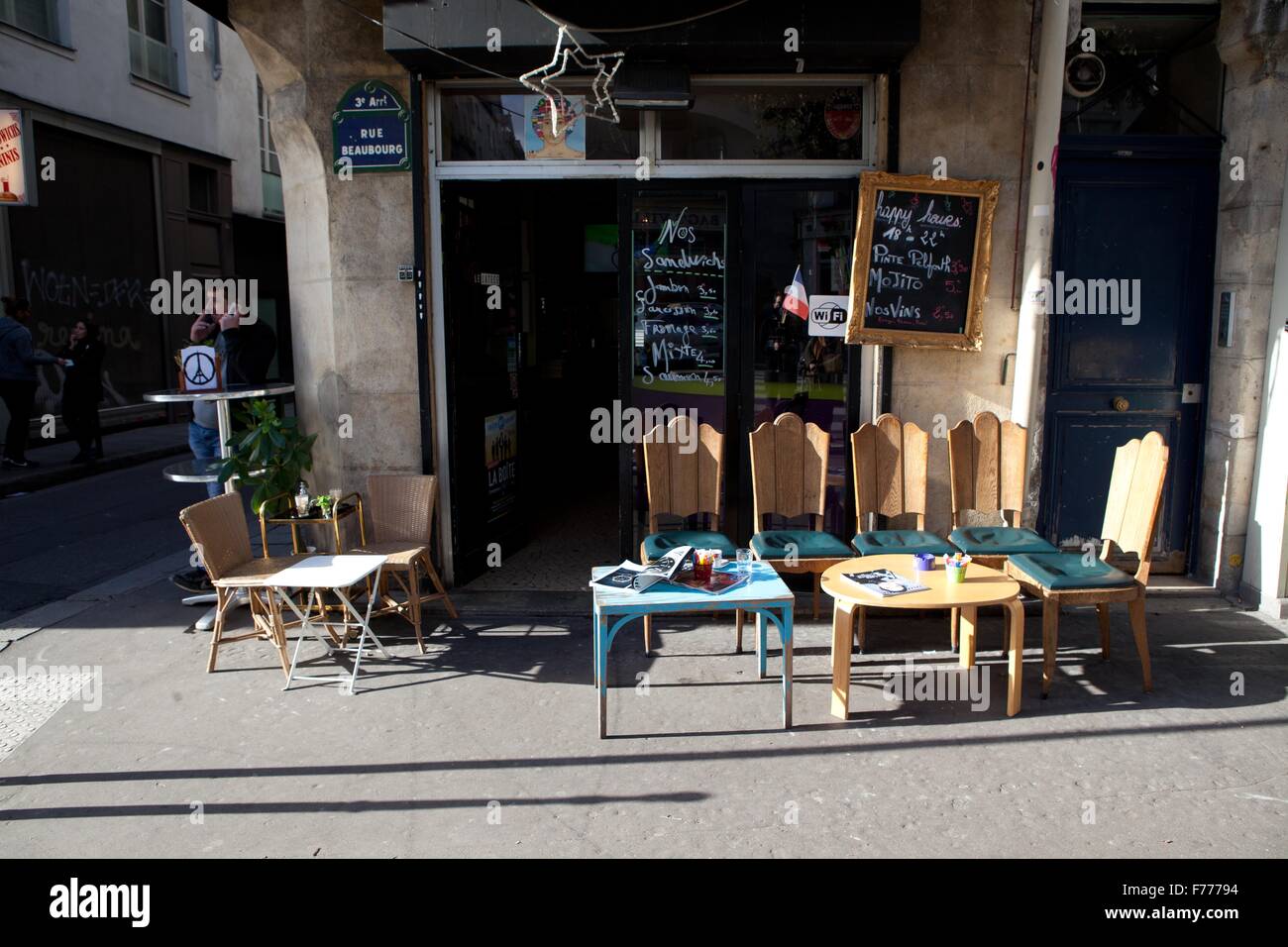 Paris after Terror Attacks on 13/11/15, cafes and restaurants are empty ...