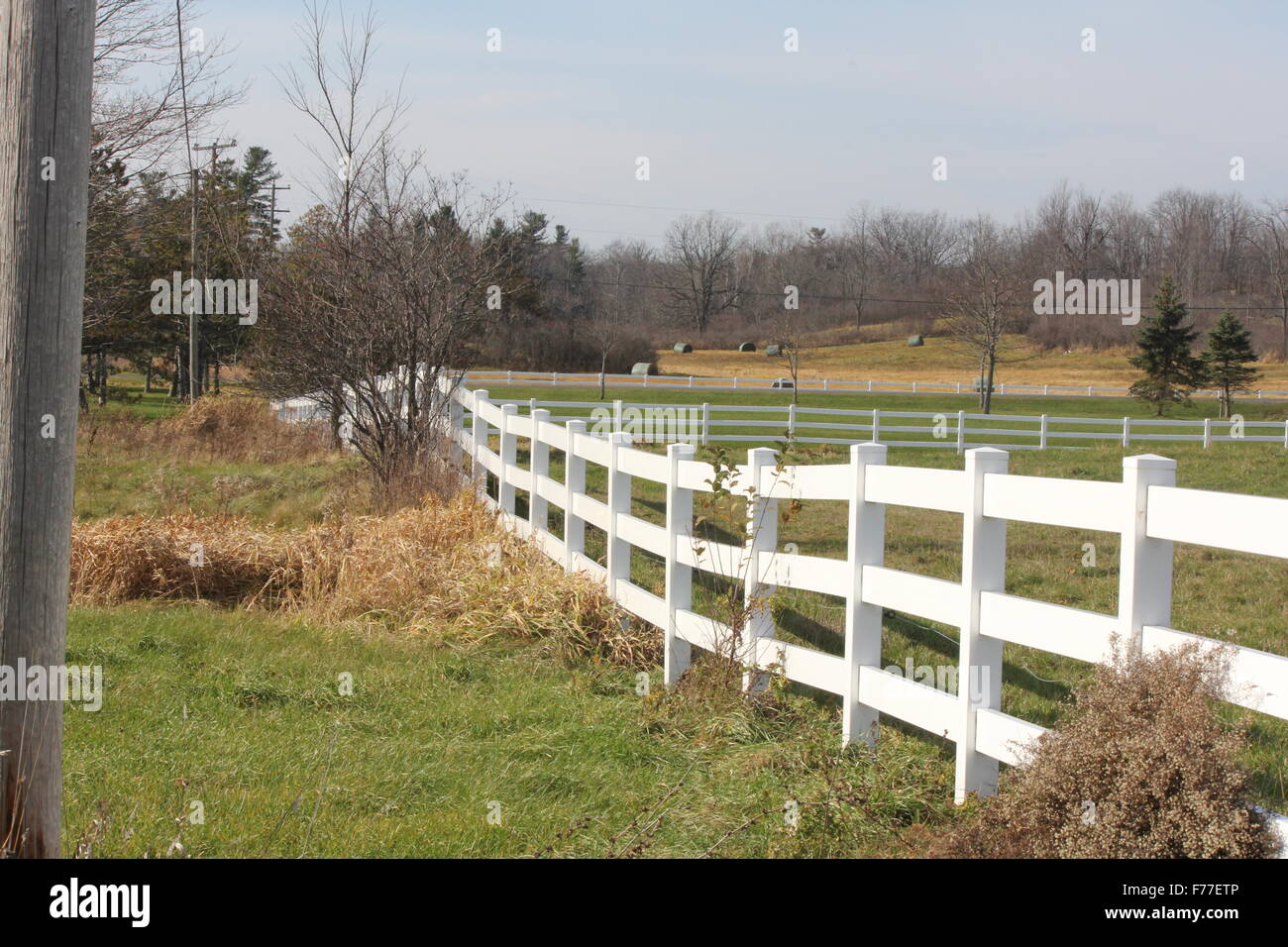 Small white fence hi-res stock photography and images - Alamy