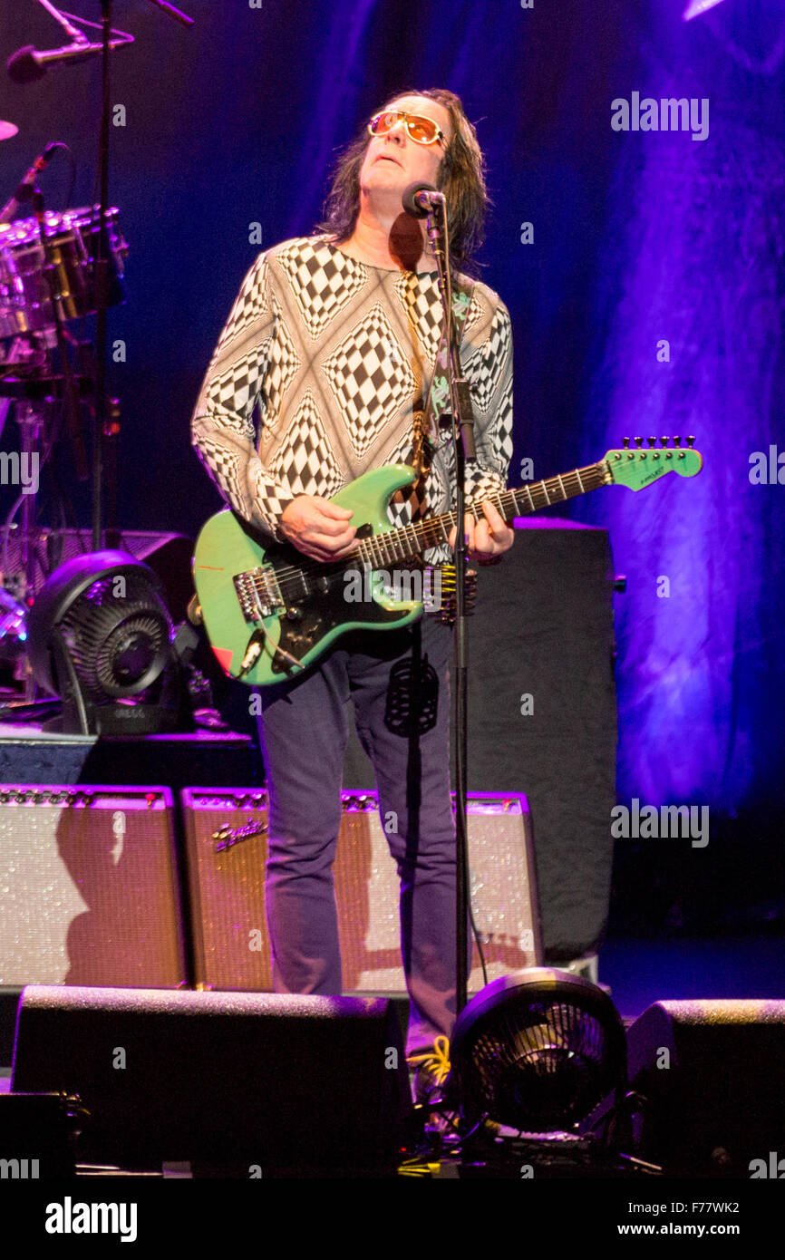 Milwaukee, Wisconsin, USA. 17th Oct, 2015. Guitarist TODD RUNDGREN ...