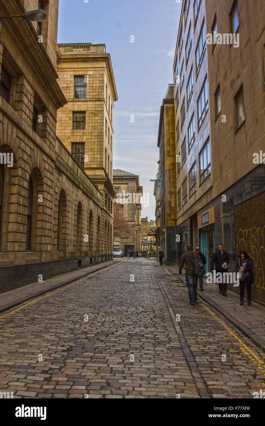 Cobbled narrow back street in Edinburgh Stock Photo - Alamy