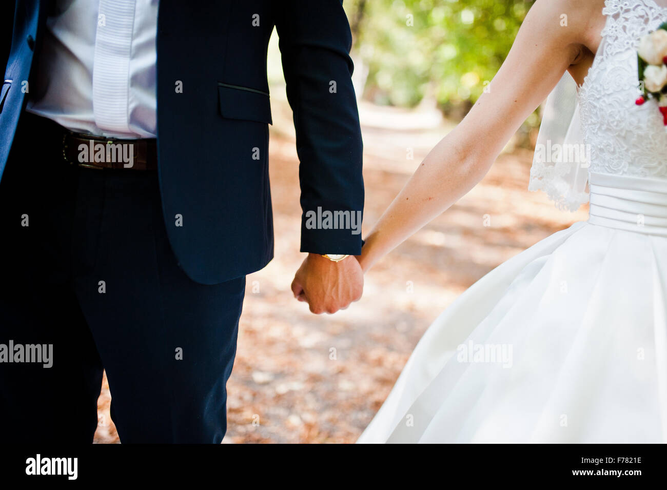 Hand in hand of wedding couple Stock Photo - Alamy