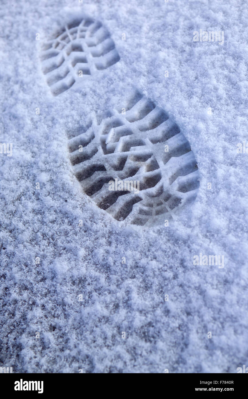 Shoe print in snow hi-res stock photography and images - Alamy