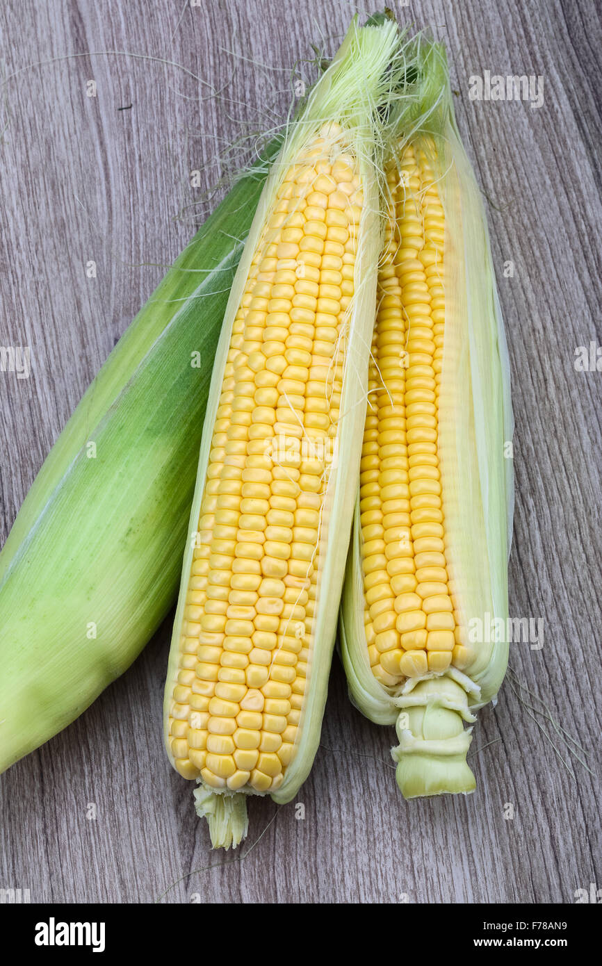 Sweet raw fresh corn on the wood background Stock Photo - Alamy