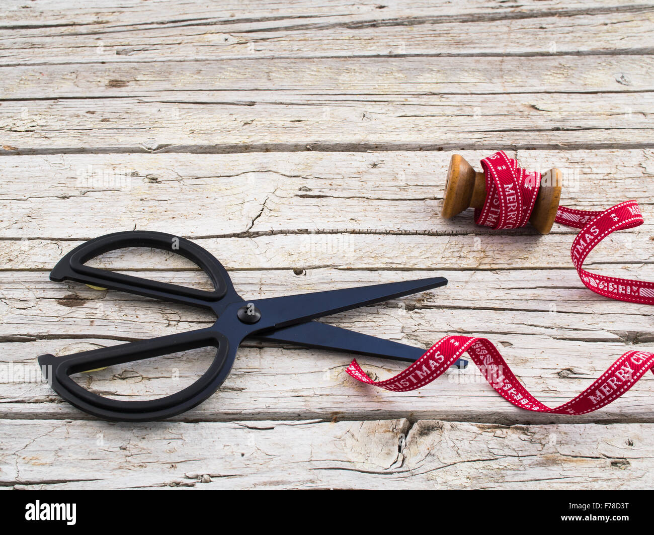 Red scissor hi-res stock photography and images - Alamy