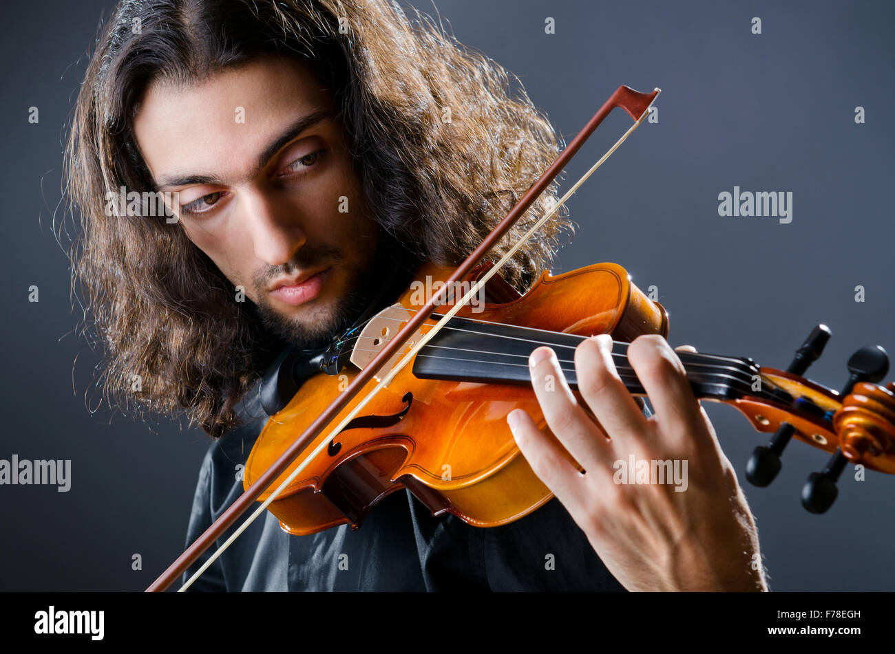 Violin player playing the intstrument Stock Photo - Alamy