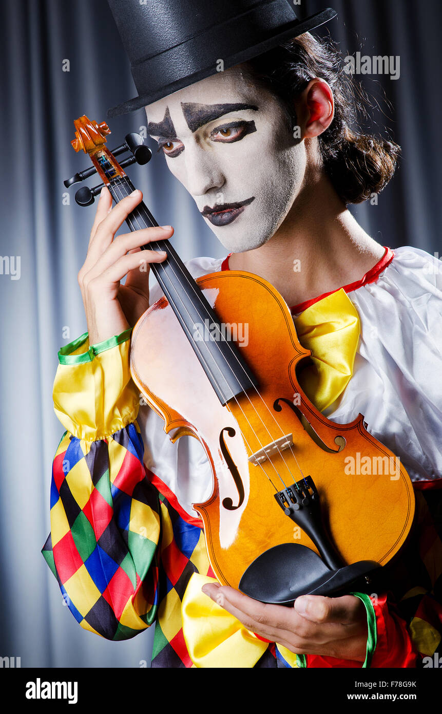 Clown playing on the violin Stock Photo - Alamy