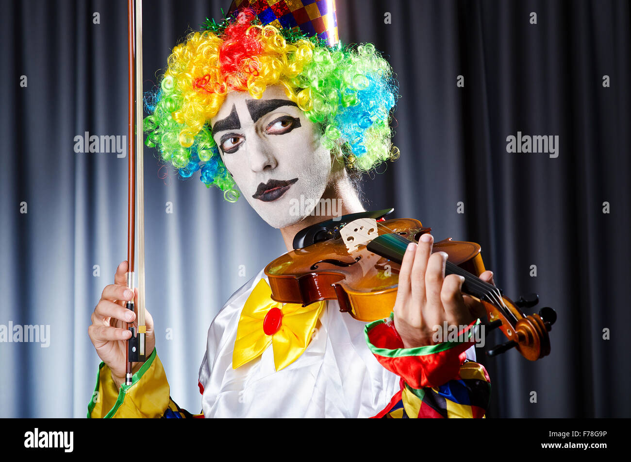 Clown playing on the violin Stock Photo - Alamy
