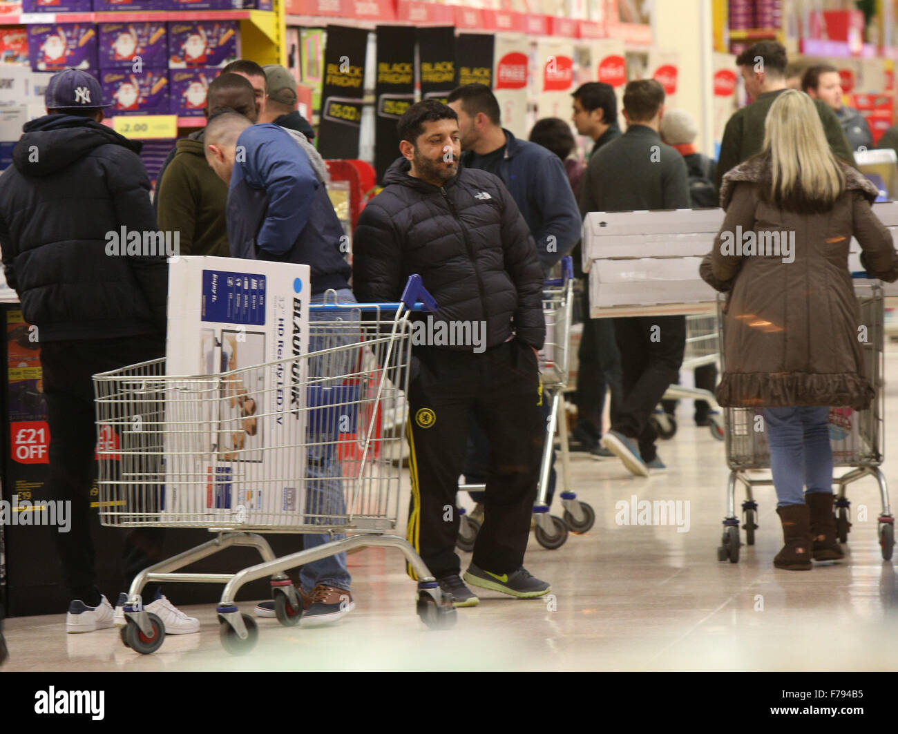 Black friday crowd doors hi-res stock photography and images - Alamy