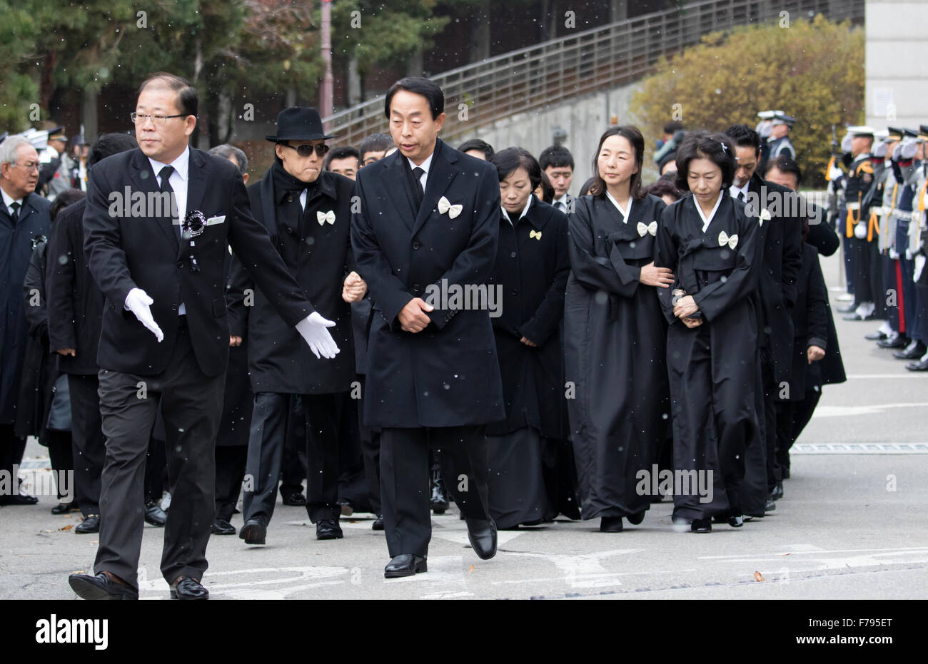Seoul, South Korea. 26th November, 2015 : Kim Hyun-chul (C), son of the ...