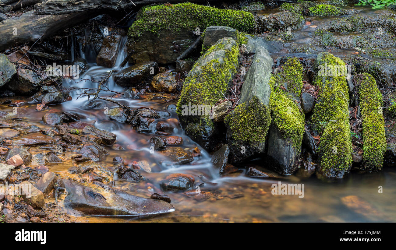 River running in between rocks hi-res stock photography and images - Alamy