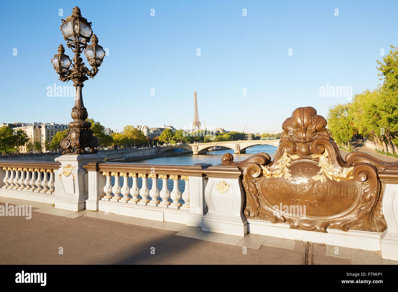 Historic paris bridge hi-res stock photography and images - Alamy