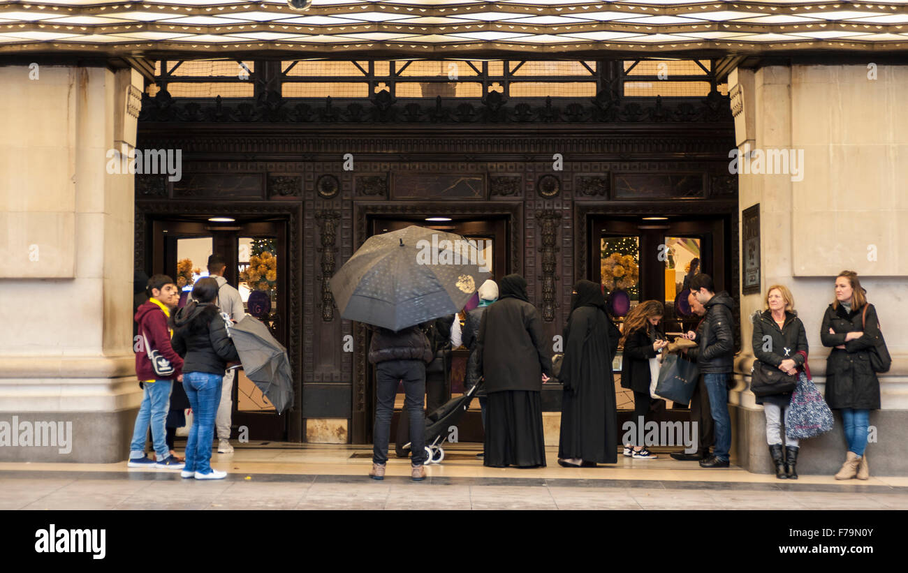 Black friday shoppers outside hi-res stock photography and images - Alamy