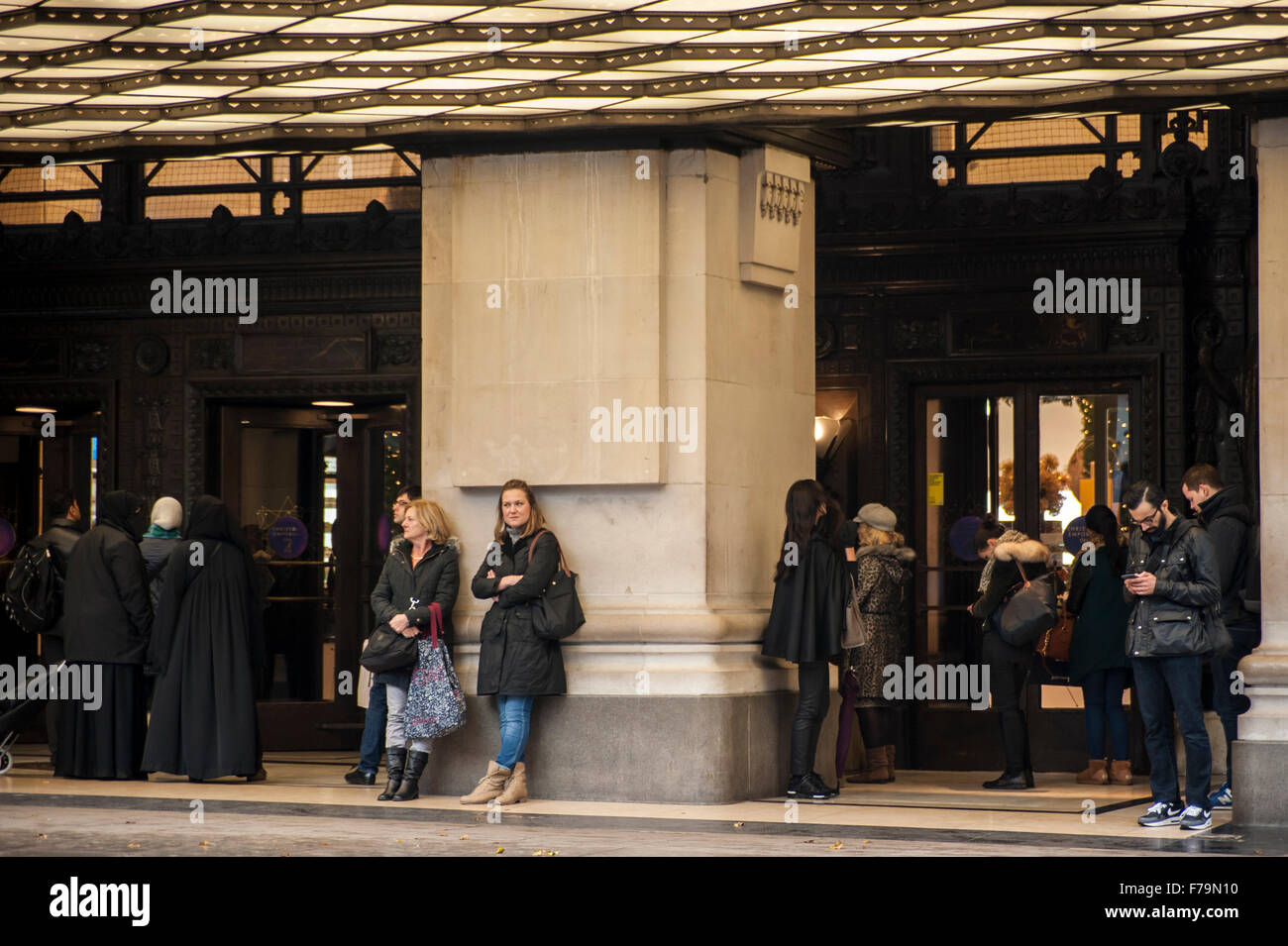 Black friday shoppers outside hi-res stock photography and images - Alamy