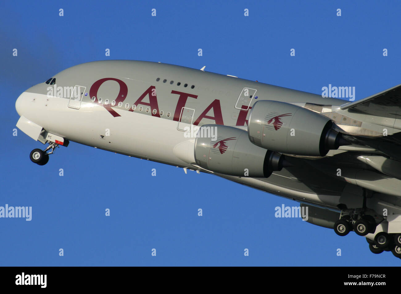 Qatar airlines airbus a380 landing hi-res stock photography and images ...