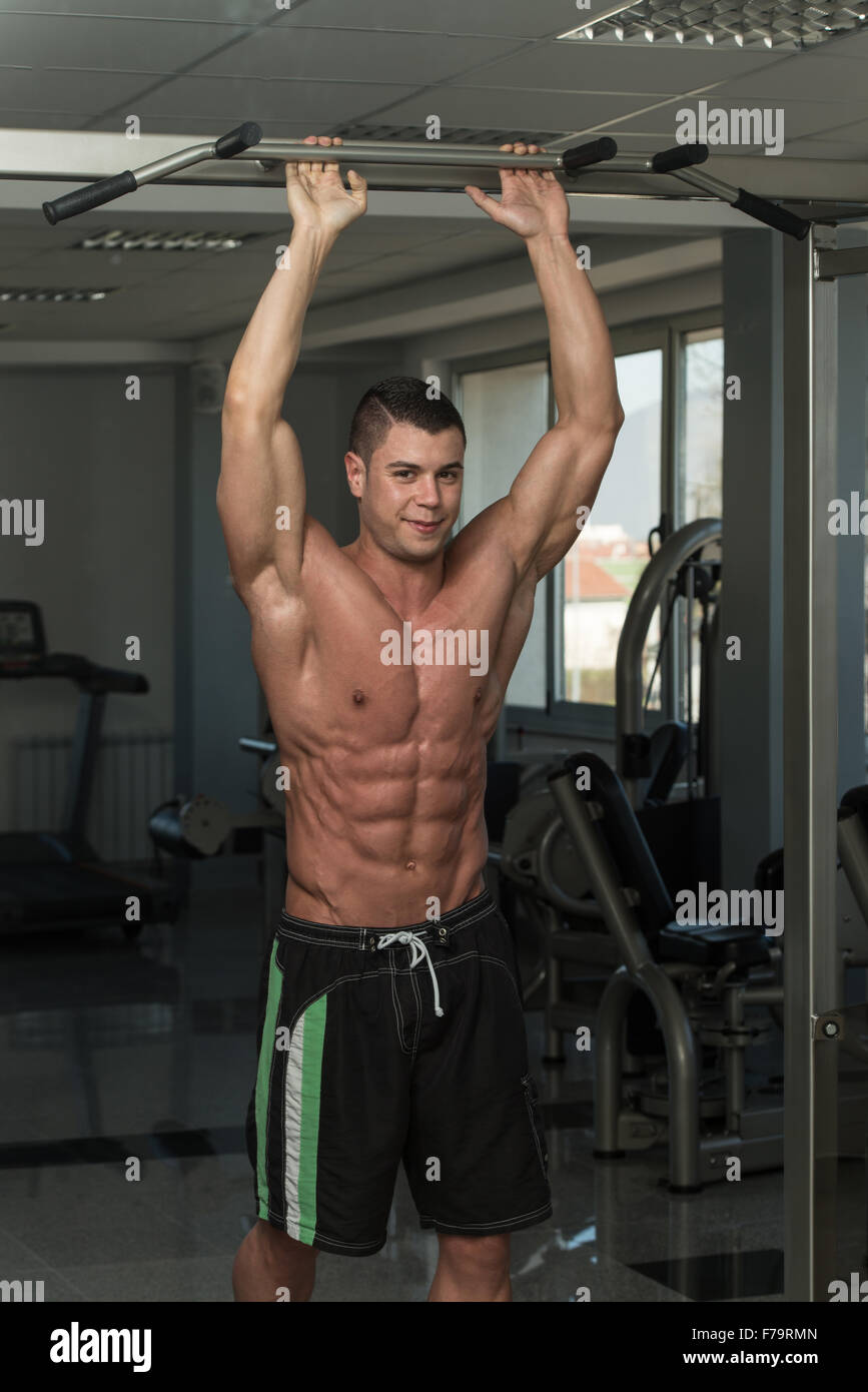 Healthy Man Exercising His Abs At The Gym Stock Photo - Alamy