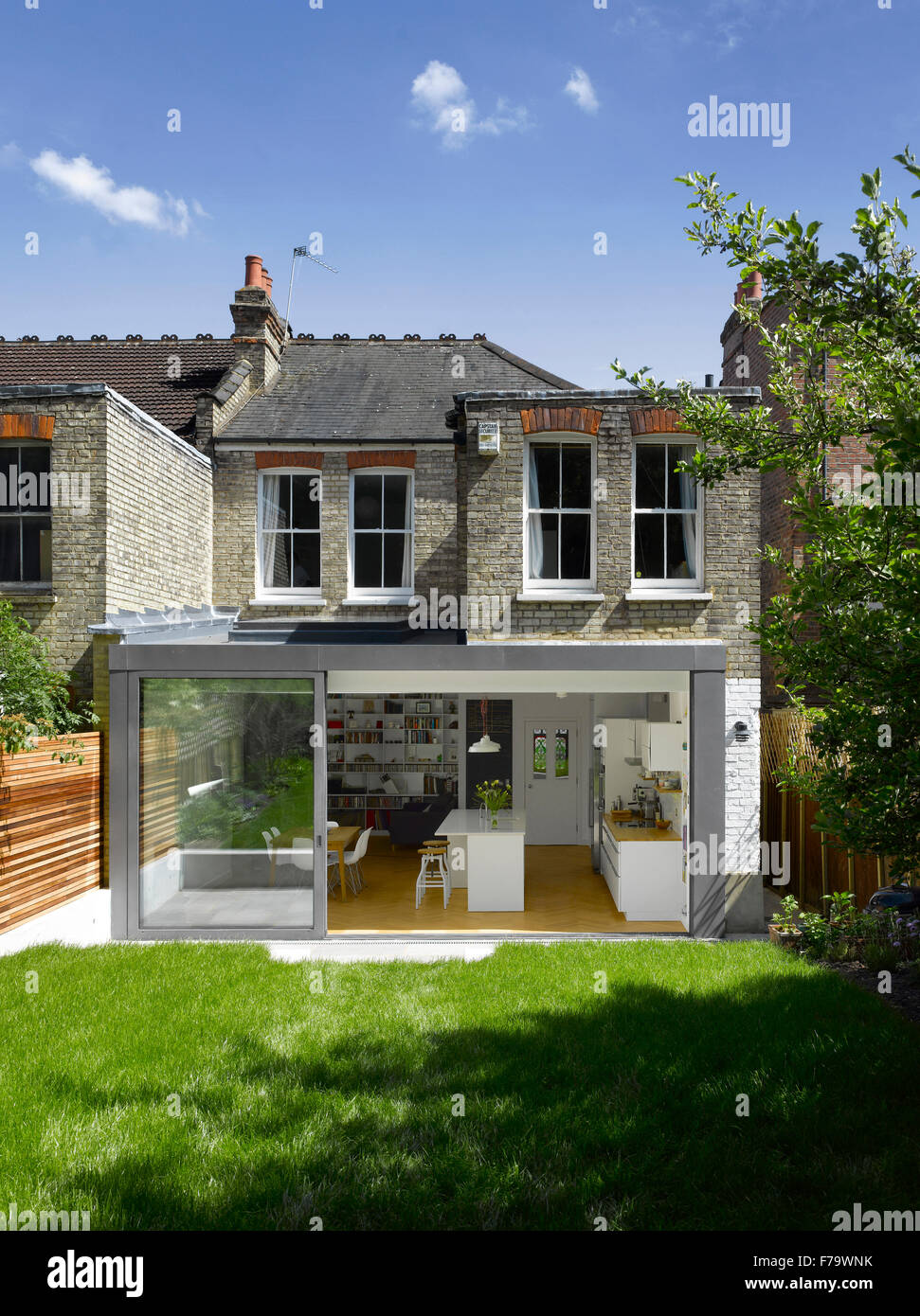 Vertical exterior home view hi-res stock photography and images - Alamy