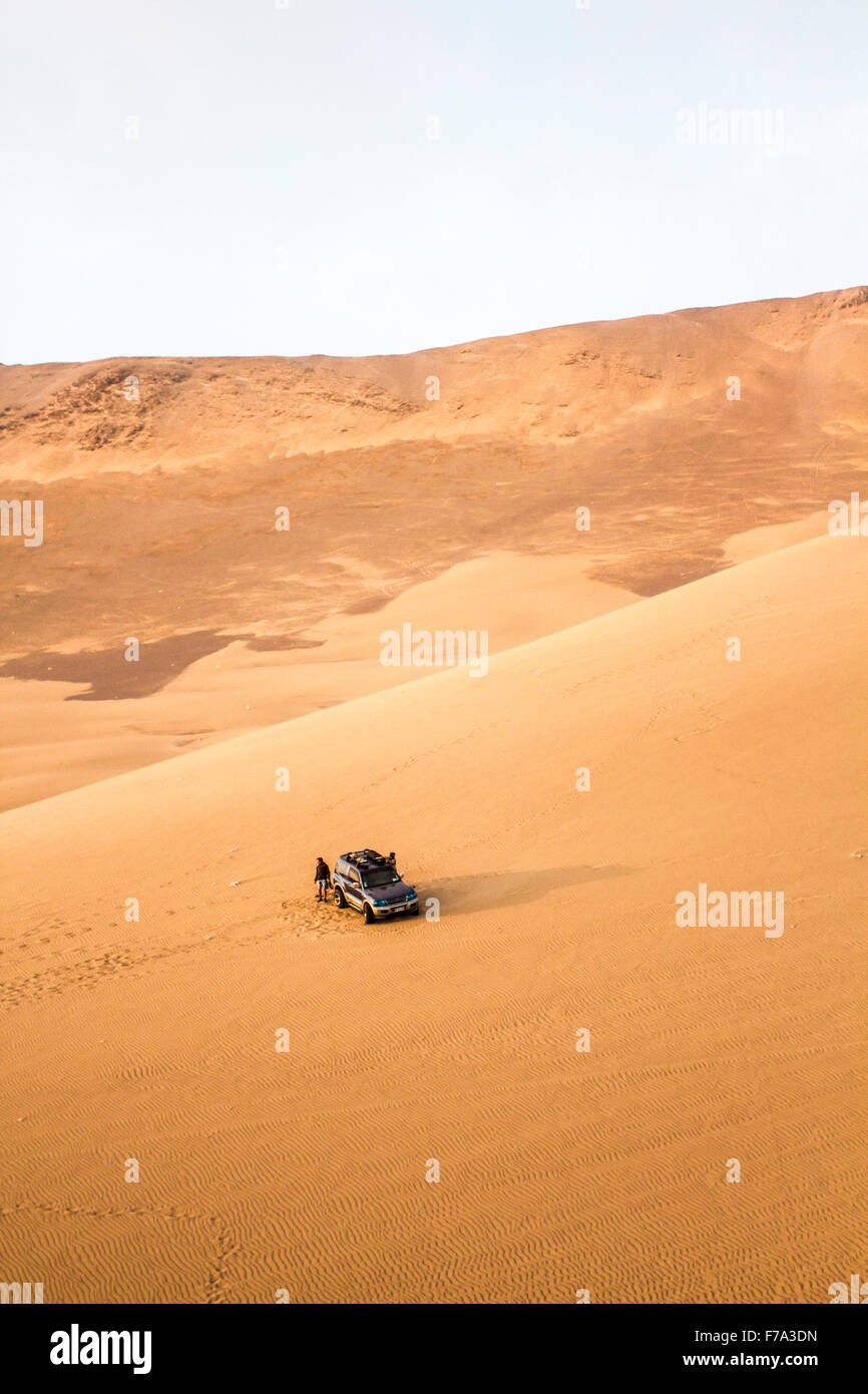 Car on Caramucho dunes, in Atacama Desert. Iquique, Tarapaca Region ...