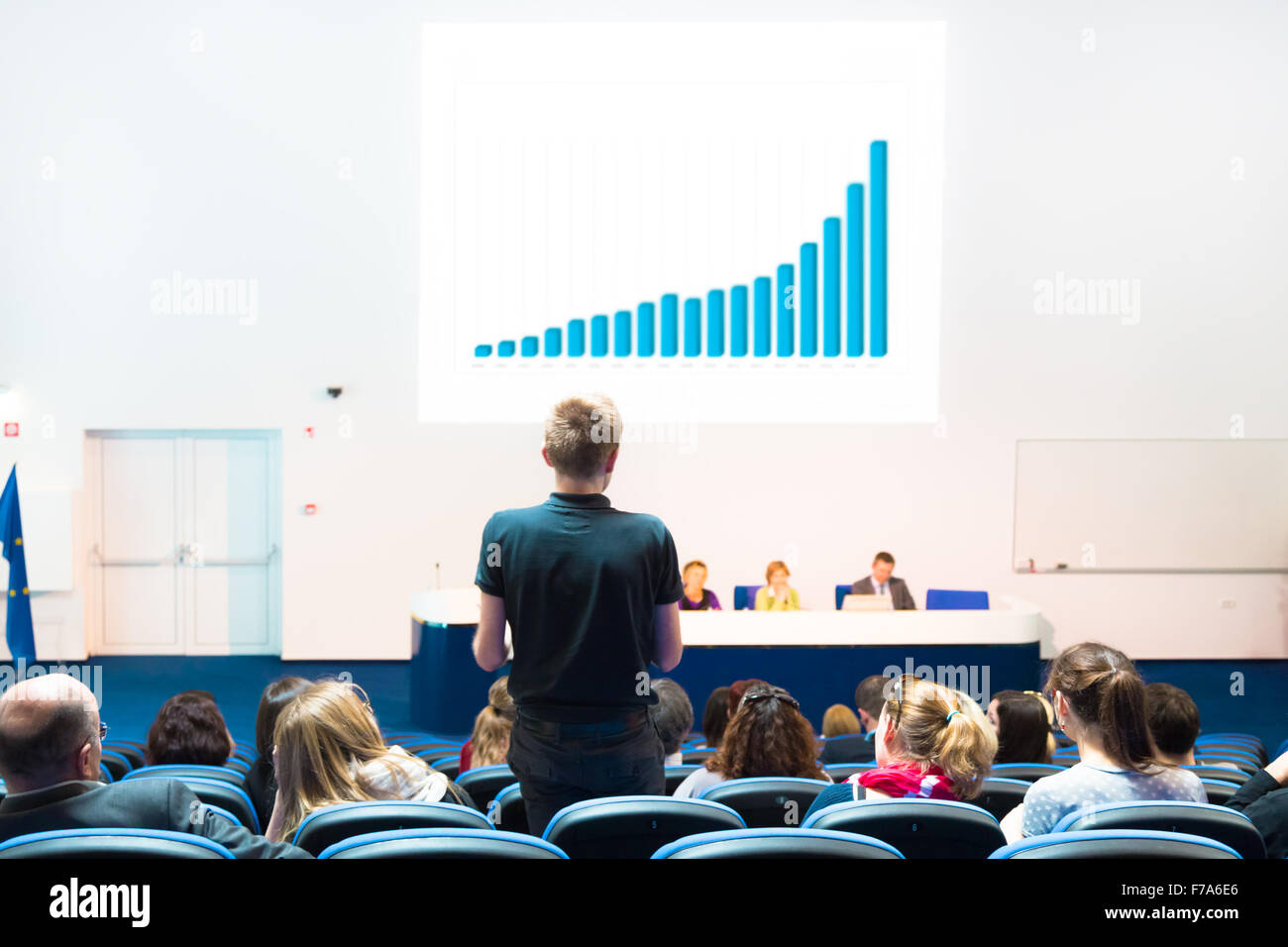 Audience in conference hall hi-res stock photography and images - Alamy