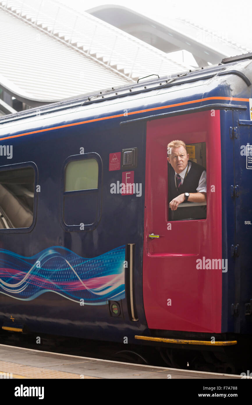 Guard on First Great Western train at Reading train railway station at ...