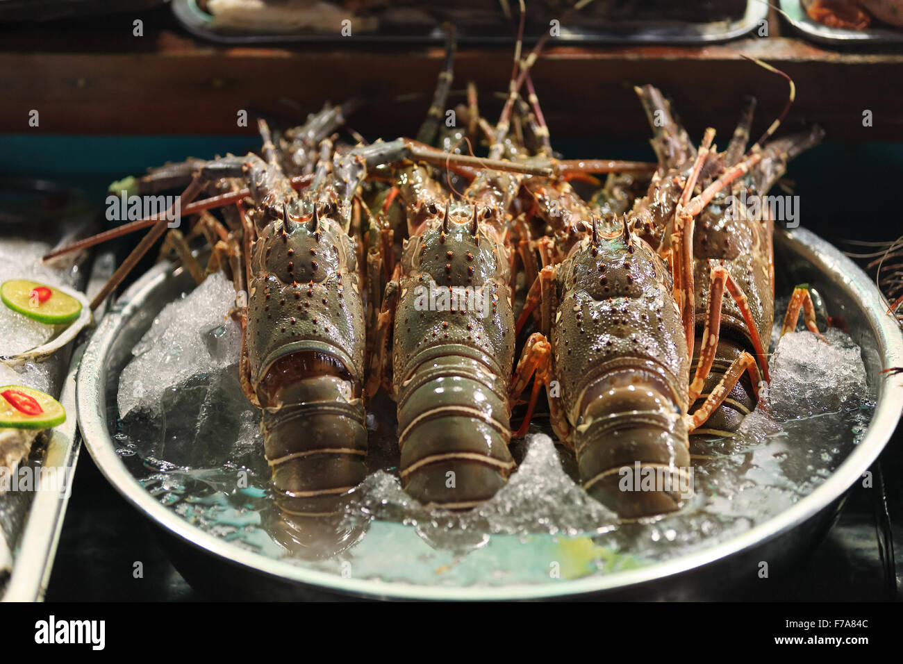 Traditional asian fish market Stock Photo - Alamy