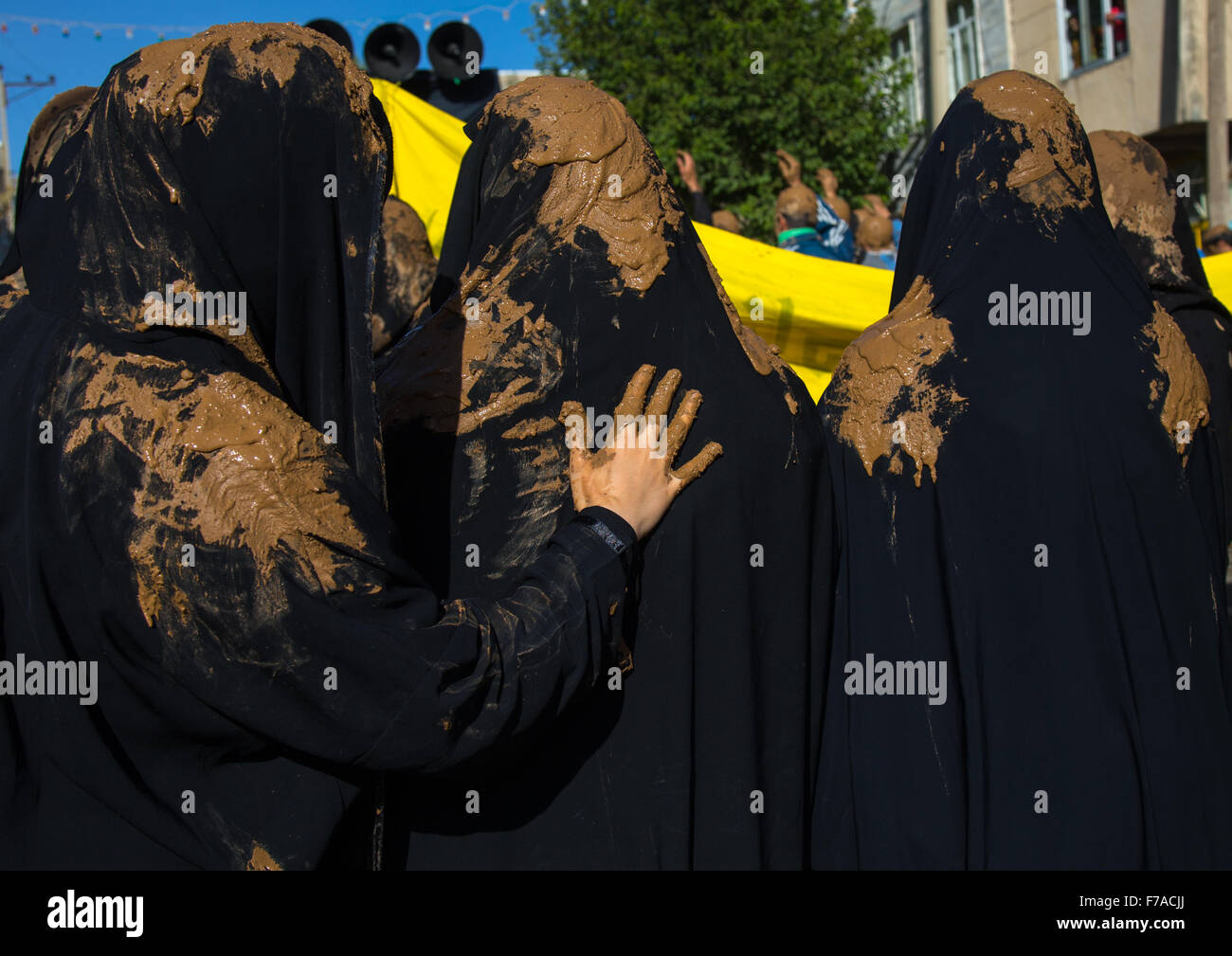 Women covered in mud hi-res stock photography and images - Alamy