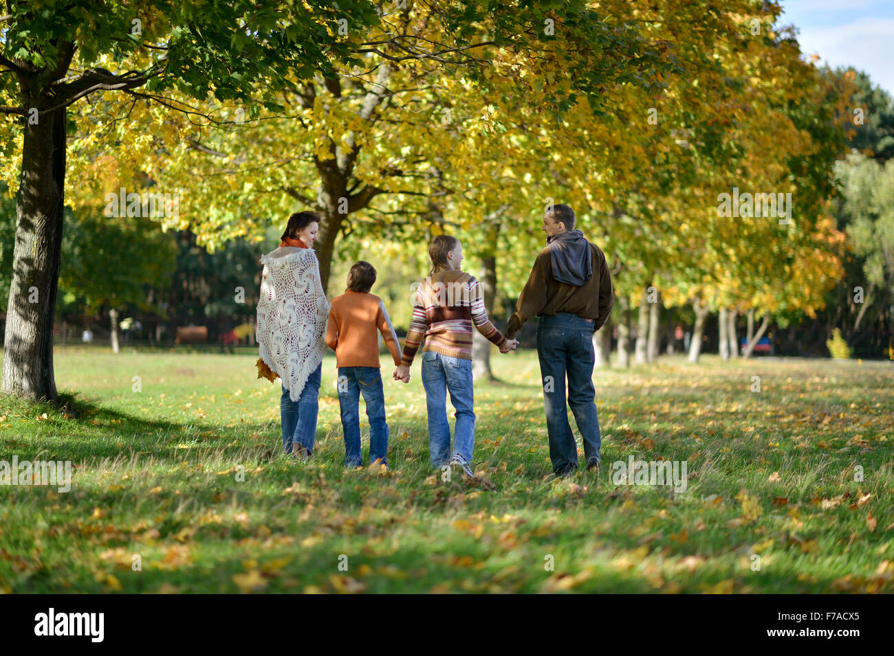 Back view family four walking hi-res stock photography and images - Alamy