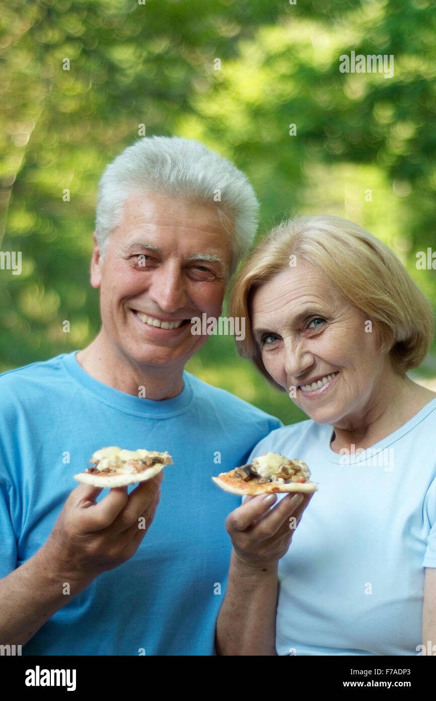 people eating pizza Stock Photo - Alamy