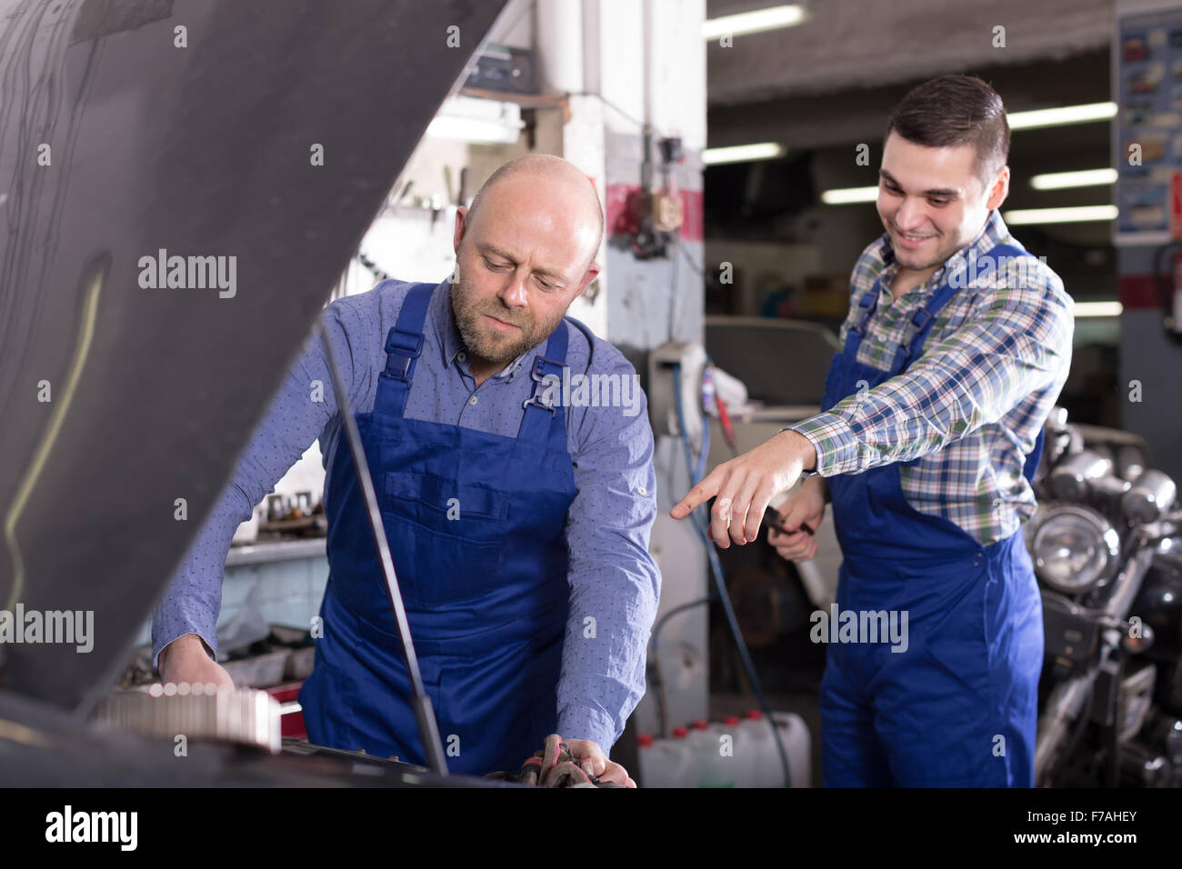 Portrait of two professional car mechanics at workshop Stock Photo - Alamy