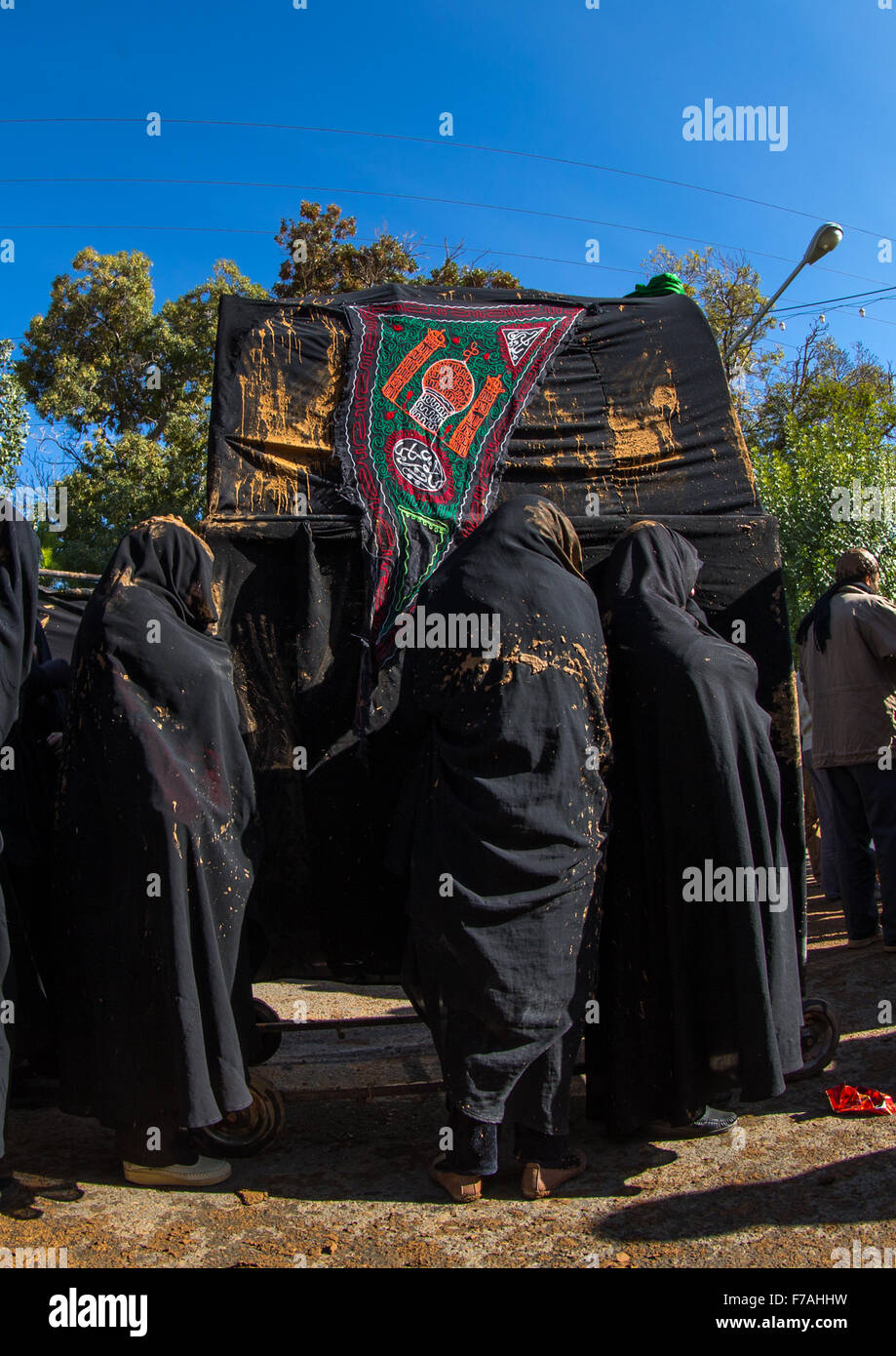 Coffin crying mourning hi-res stock photography and images - Alamy
