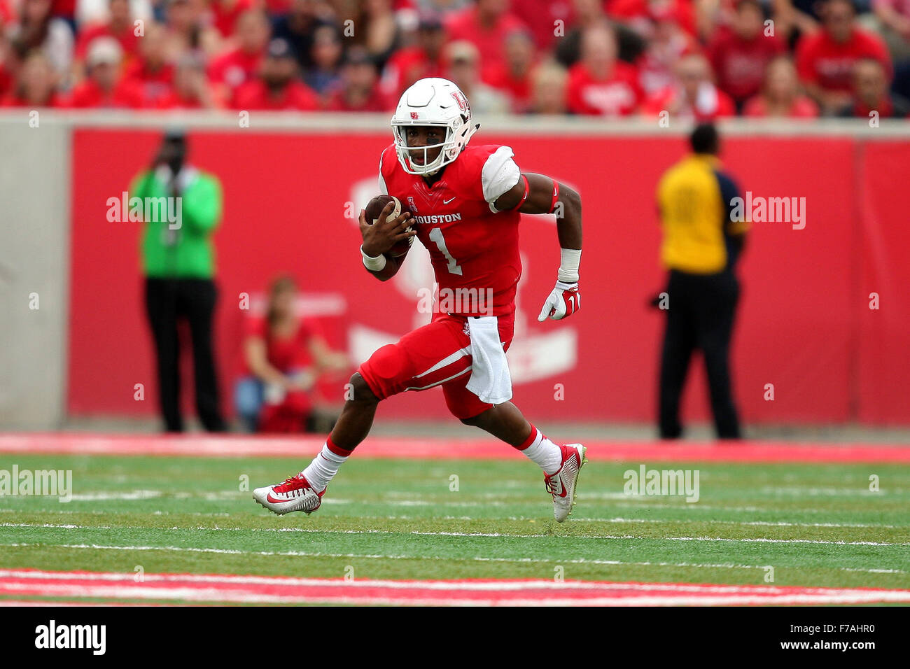 Houston, TX, USA. 27th Nov, 2015. Houston Cougars quarterback Greg Ward ...