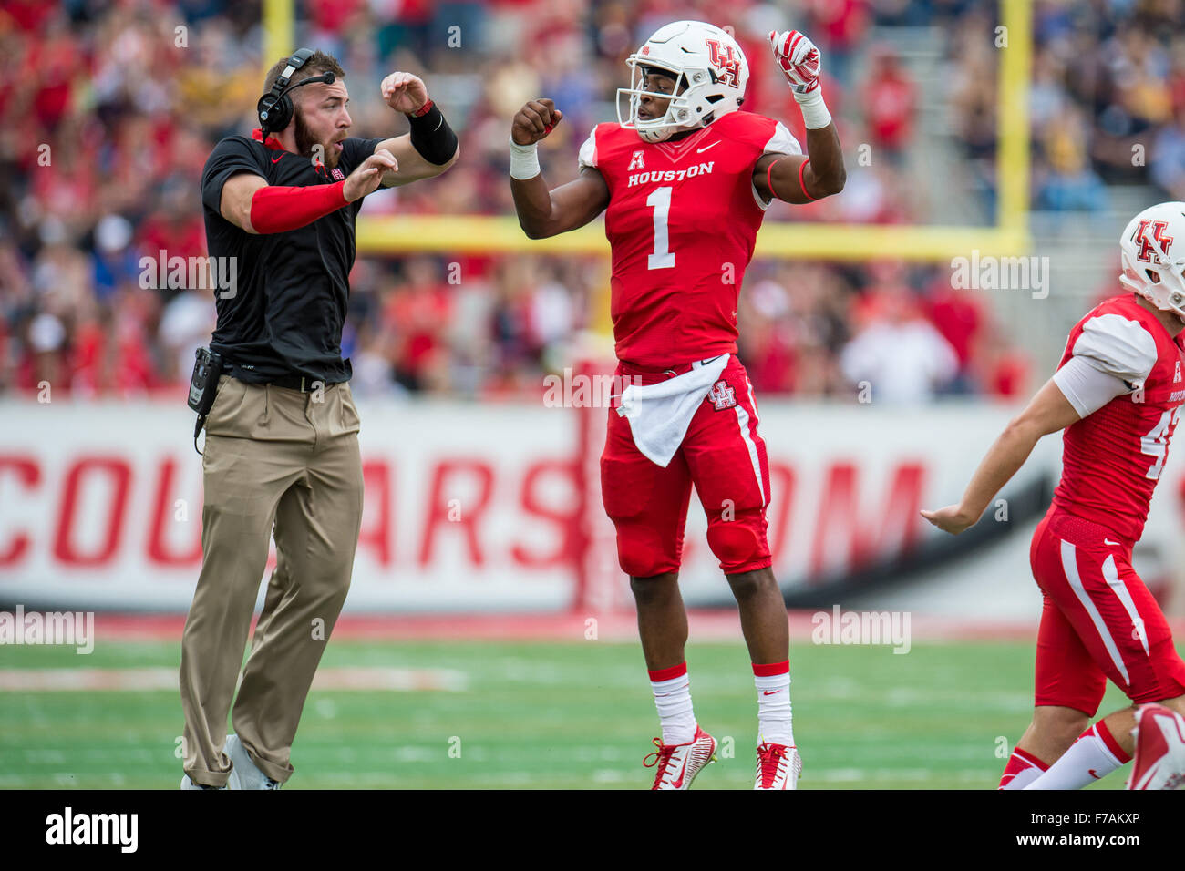 Quarterback throwing football touchdown hi-res stock photography and ...