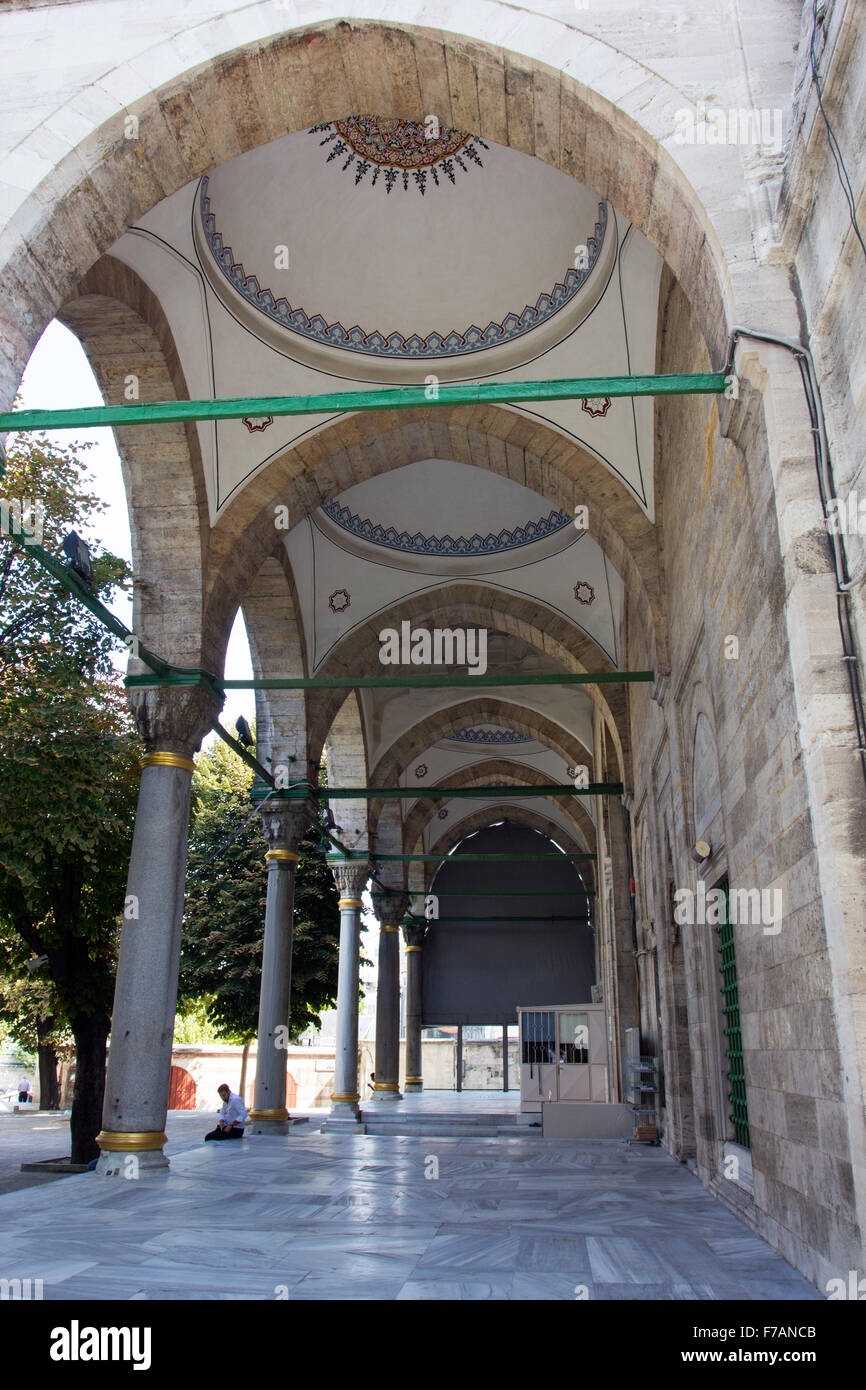 Outside mosque hi-res stock photography and images - Alamy