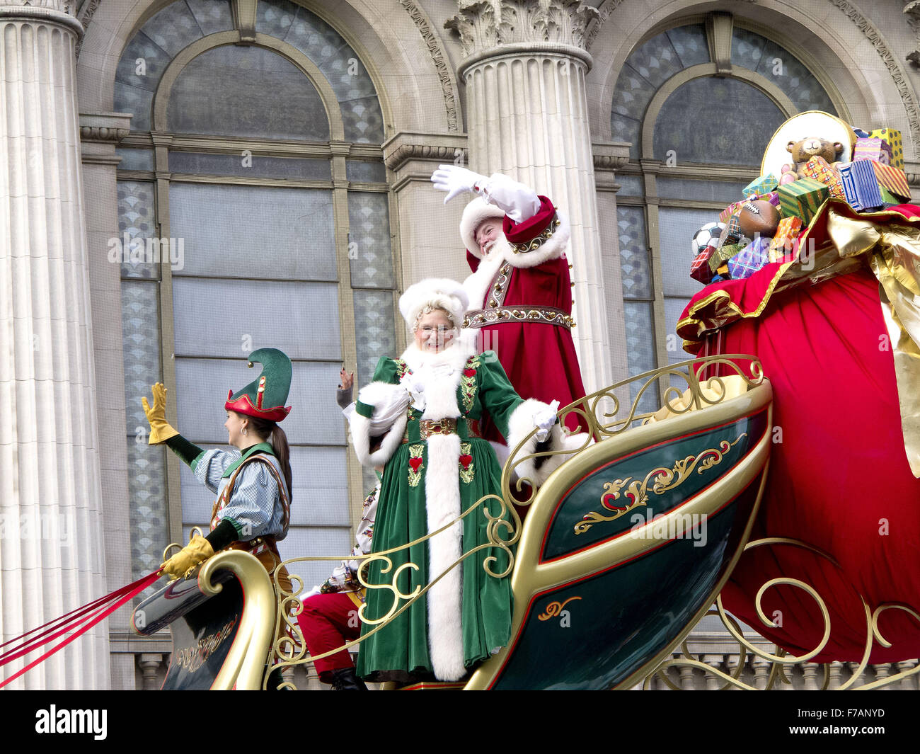 Santa claus macys thanksgiving day hi-res stock photography and images ...