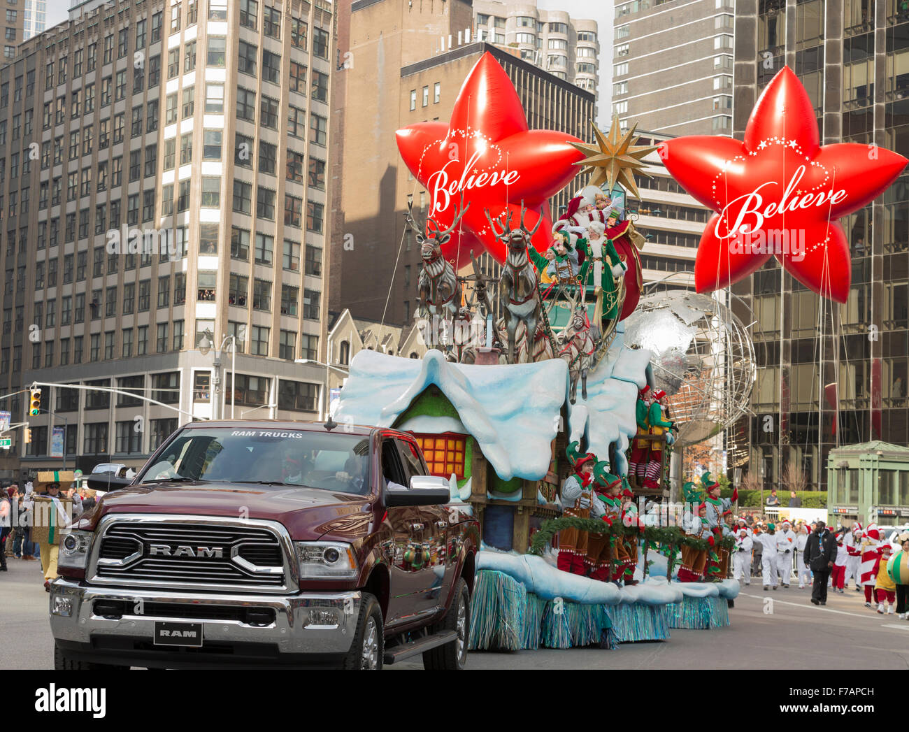 Santa claus macys thanksgiving day hi-res stock photography and images ...
