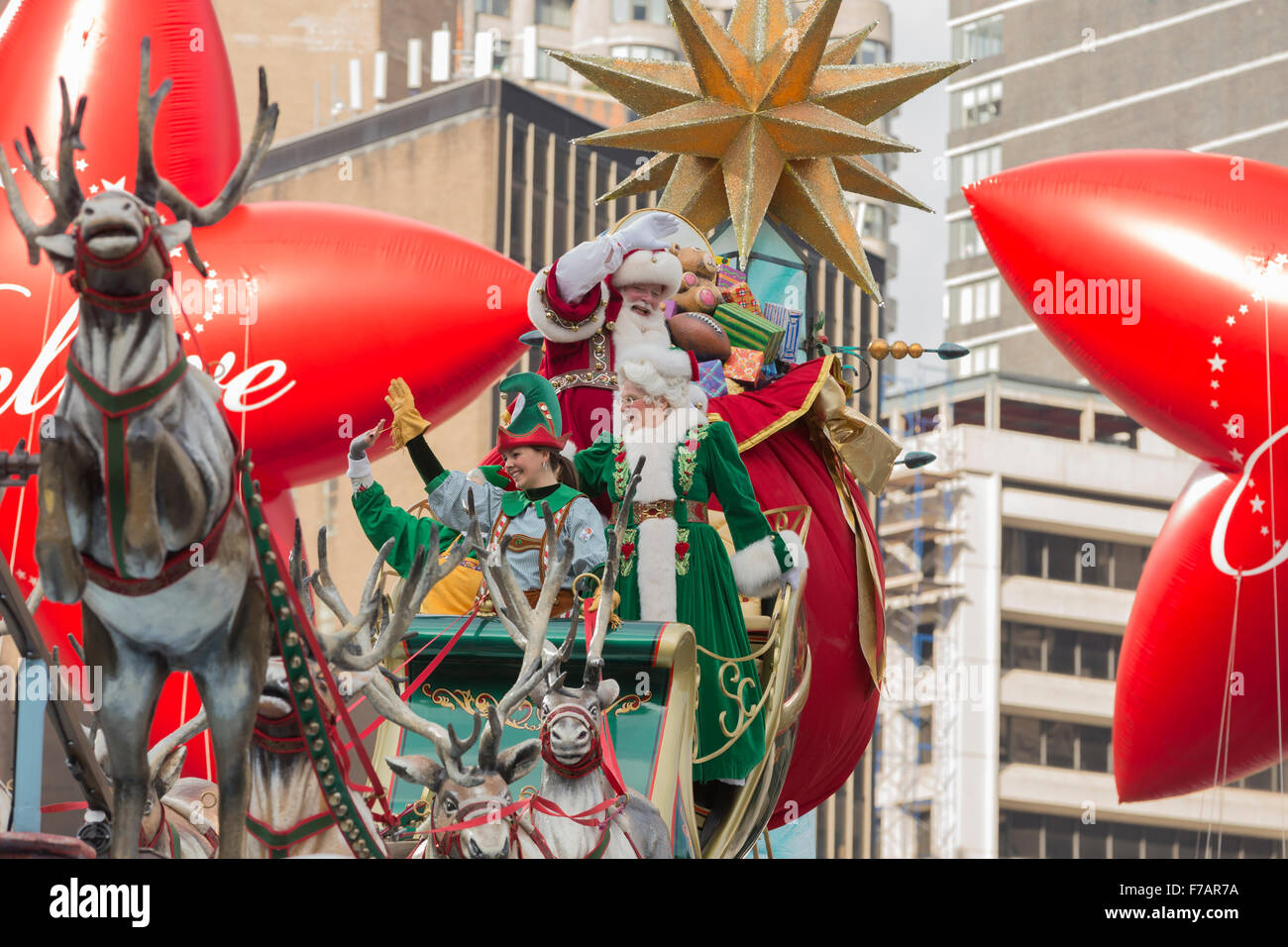 Santa claus macys thanksgiving day hi-res stock photography and images ...